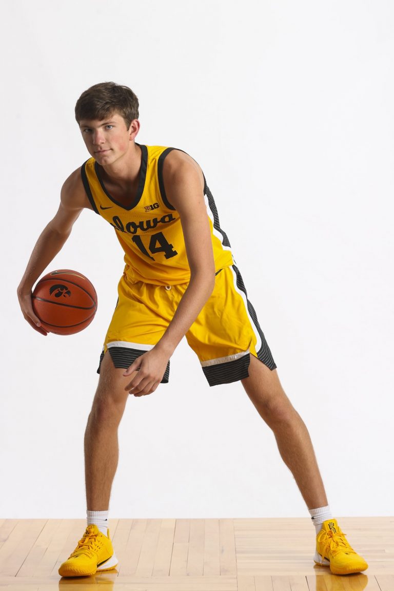 Pryce Sandfort commits to the Iowa men's basketball team - Hawk Fanatic
