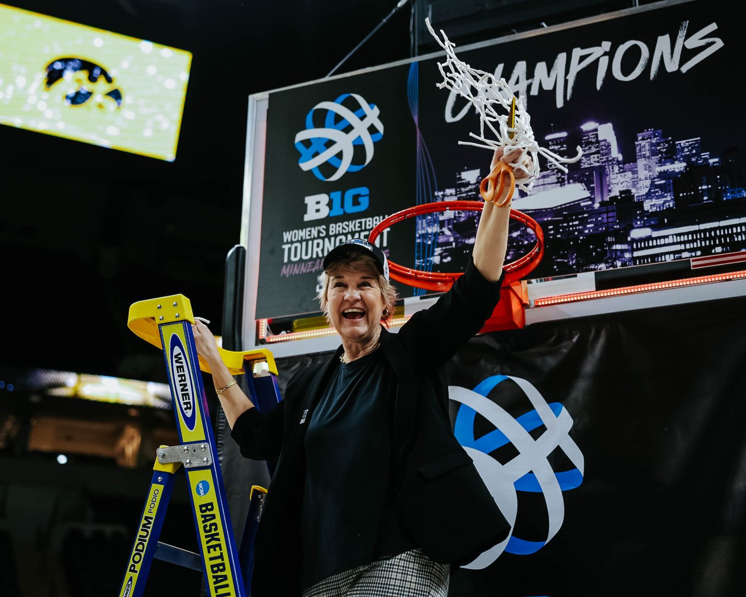 Lisa Bluder named 2023 Naismith Women's Coach of the Year Semifinalist ...