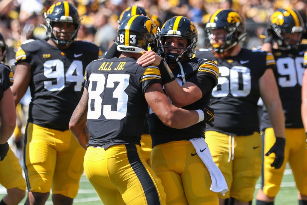 Luke Lachey earns high praise from one of Iowa's first great tight ends ...
