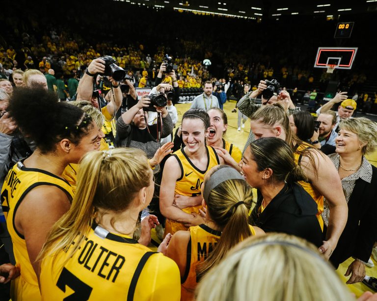 Caitlin Clark adds to her legend with buzzer-beating 3 against Michigan ...