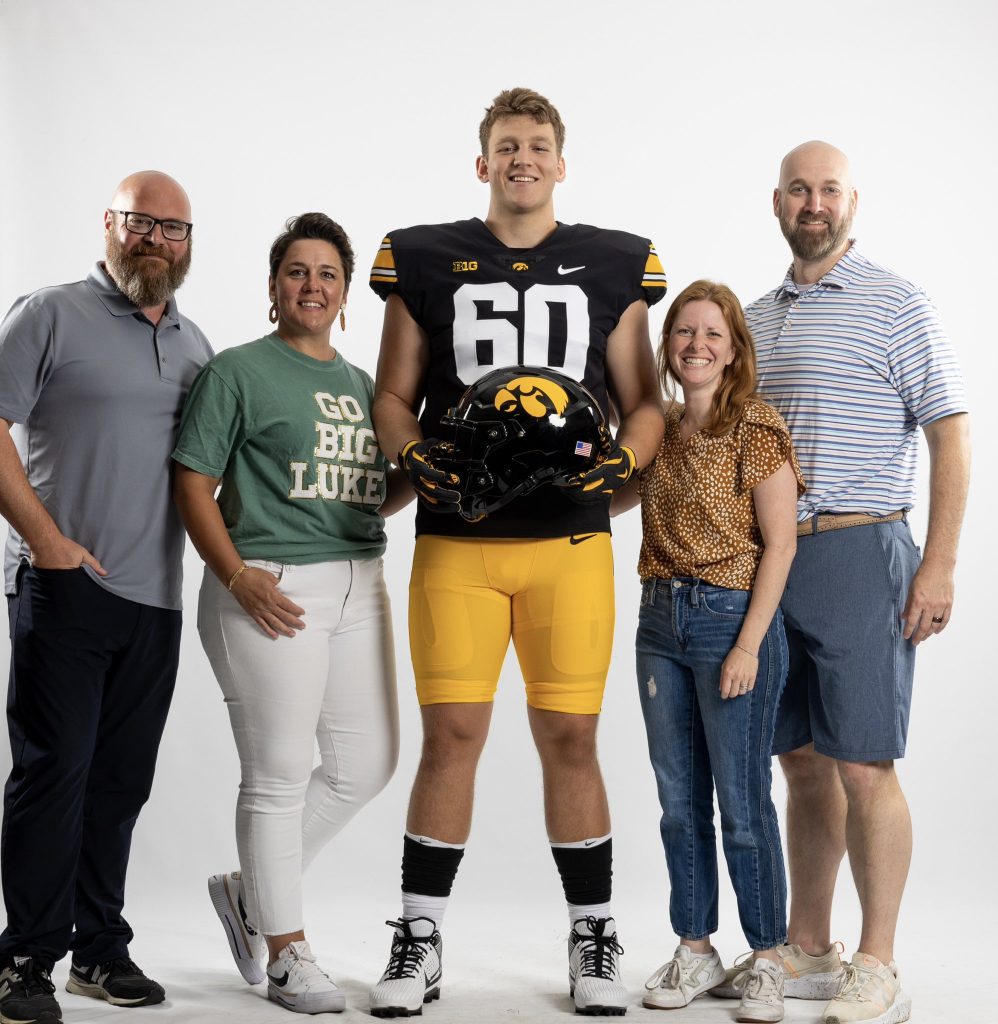 St. Louis 3-star offensive lineman Lucas Allgeyer commits to Iowa's ...