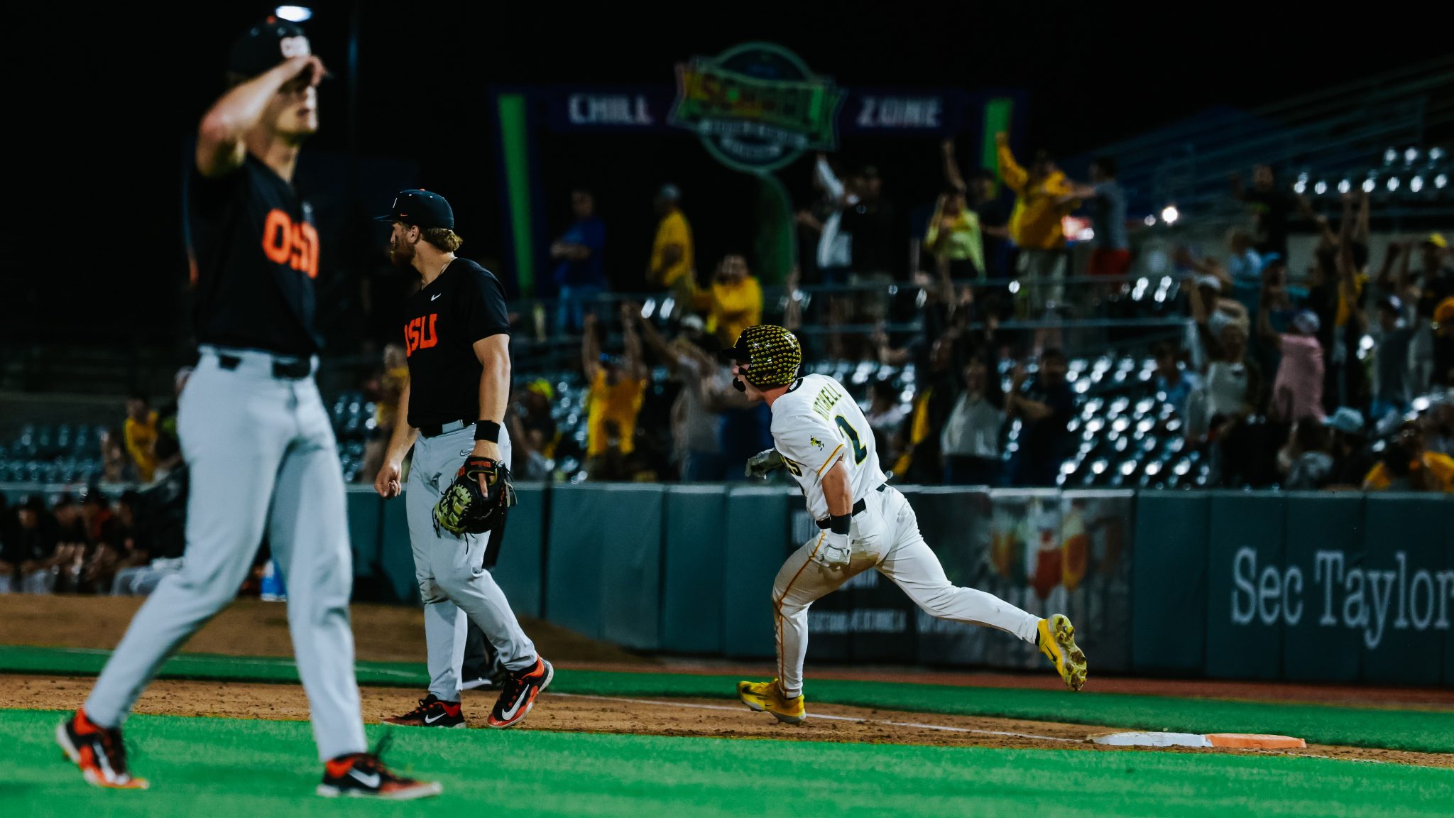Iowa baseball falls to Oregon State 9-6 in series opener in Des Moines ...