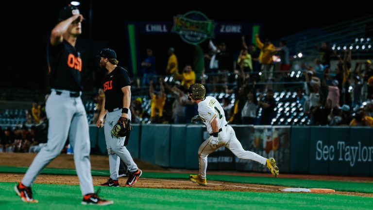 Iowa baseball falls to Oregon State 9-6 in series opener in Des Moines ...