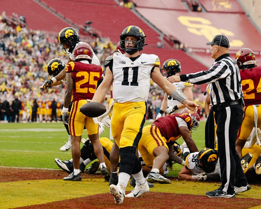Iowa falls to USC 26-21, blowing 14-point halftime lead in rain-soaked ...