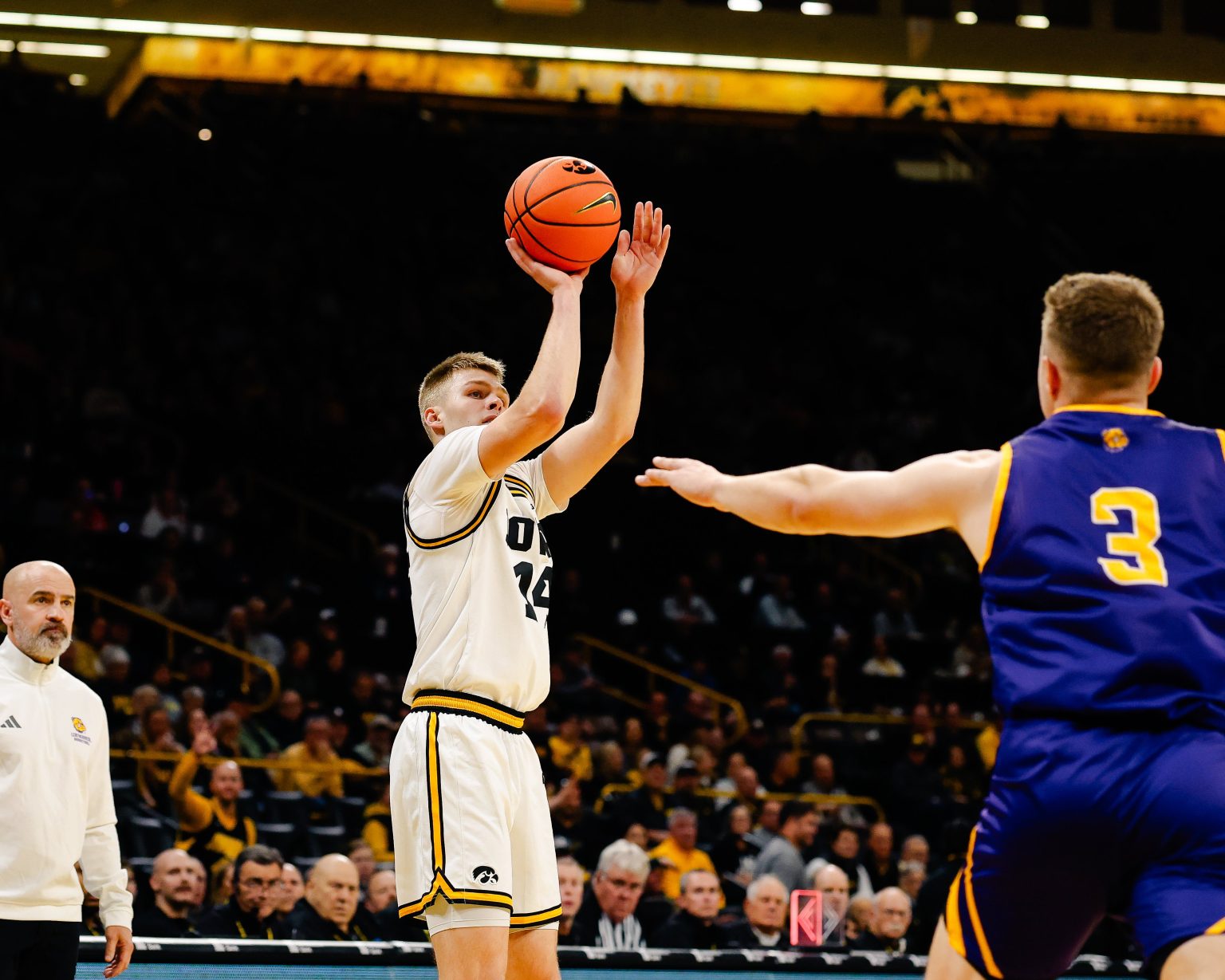 Bennett Stirtz goes the distance as Iowa defeats Western Illinois 77-58 ...