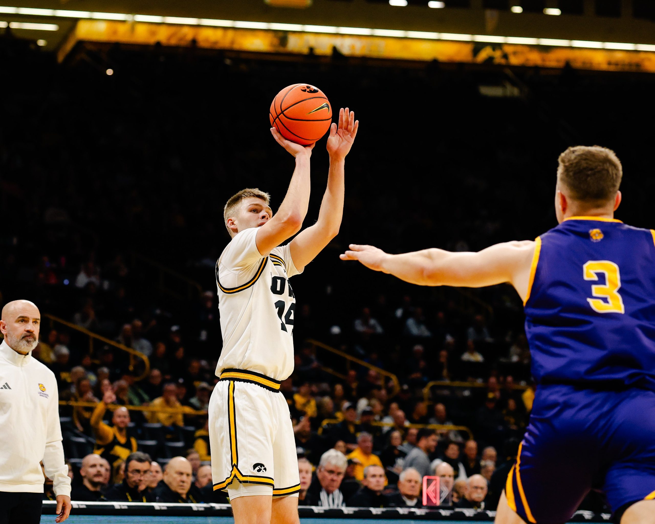 Bennett Stirtz goes the distance as Iowa defeats Western Illinois 77-58 ...