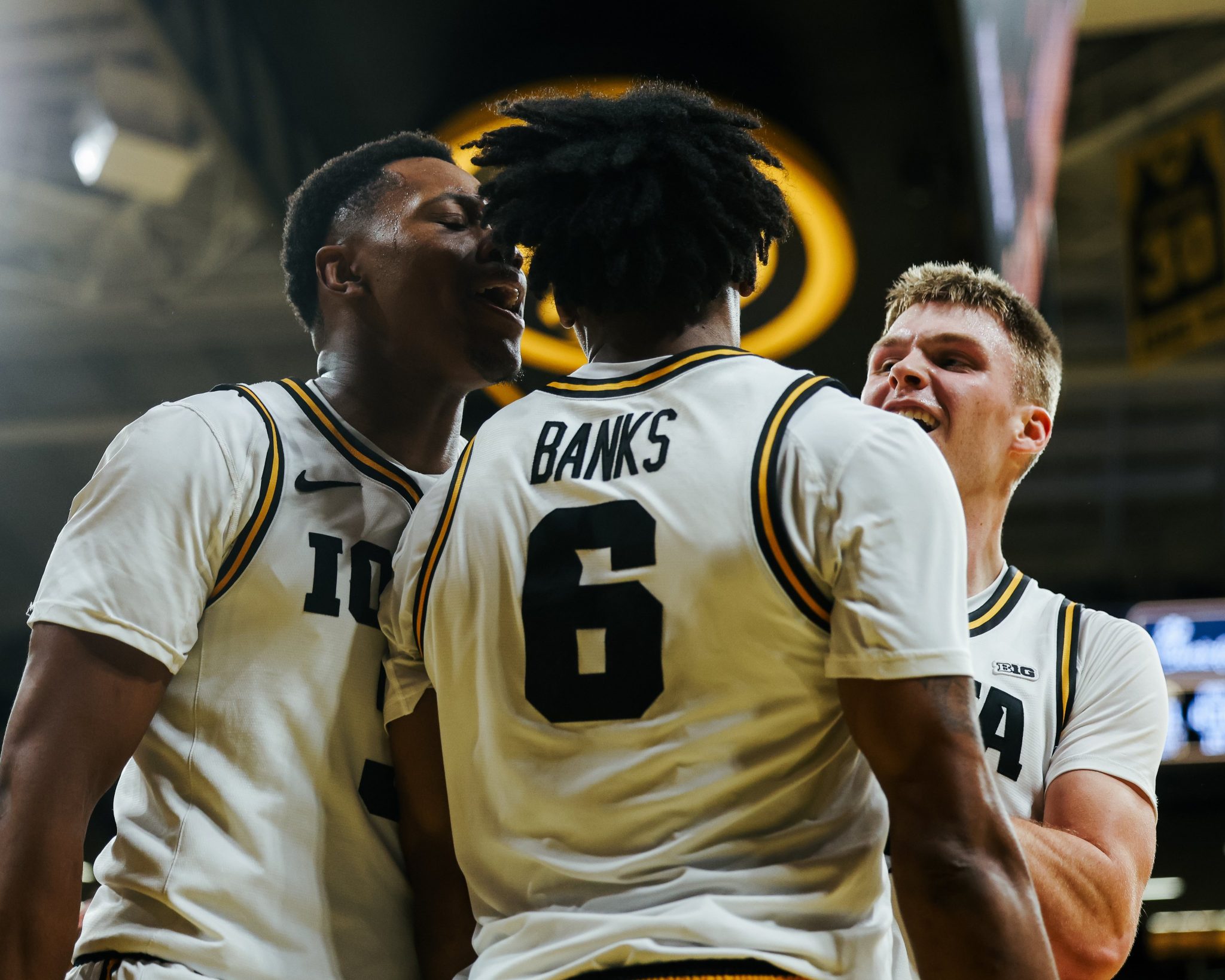 Iowa men pull away from Xavier in second half to win 81-62 at Carver ...