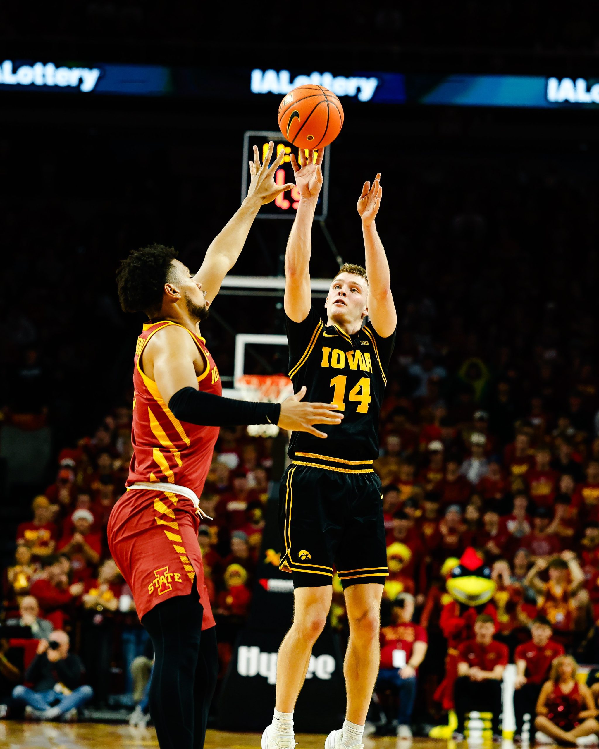 Bennett Stirtz thriving in brief time as Iowa's starting point guard ...
